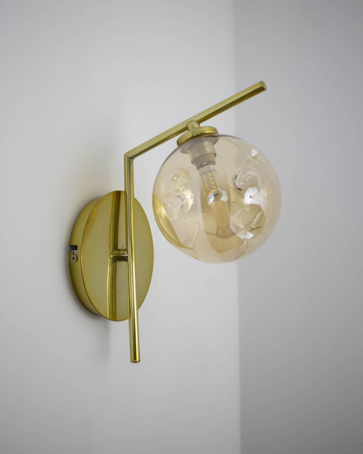 Arandela Delta Dourado Vidro Bola Ambar 790/1 SpotLine – IluminaMundo