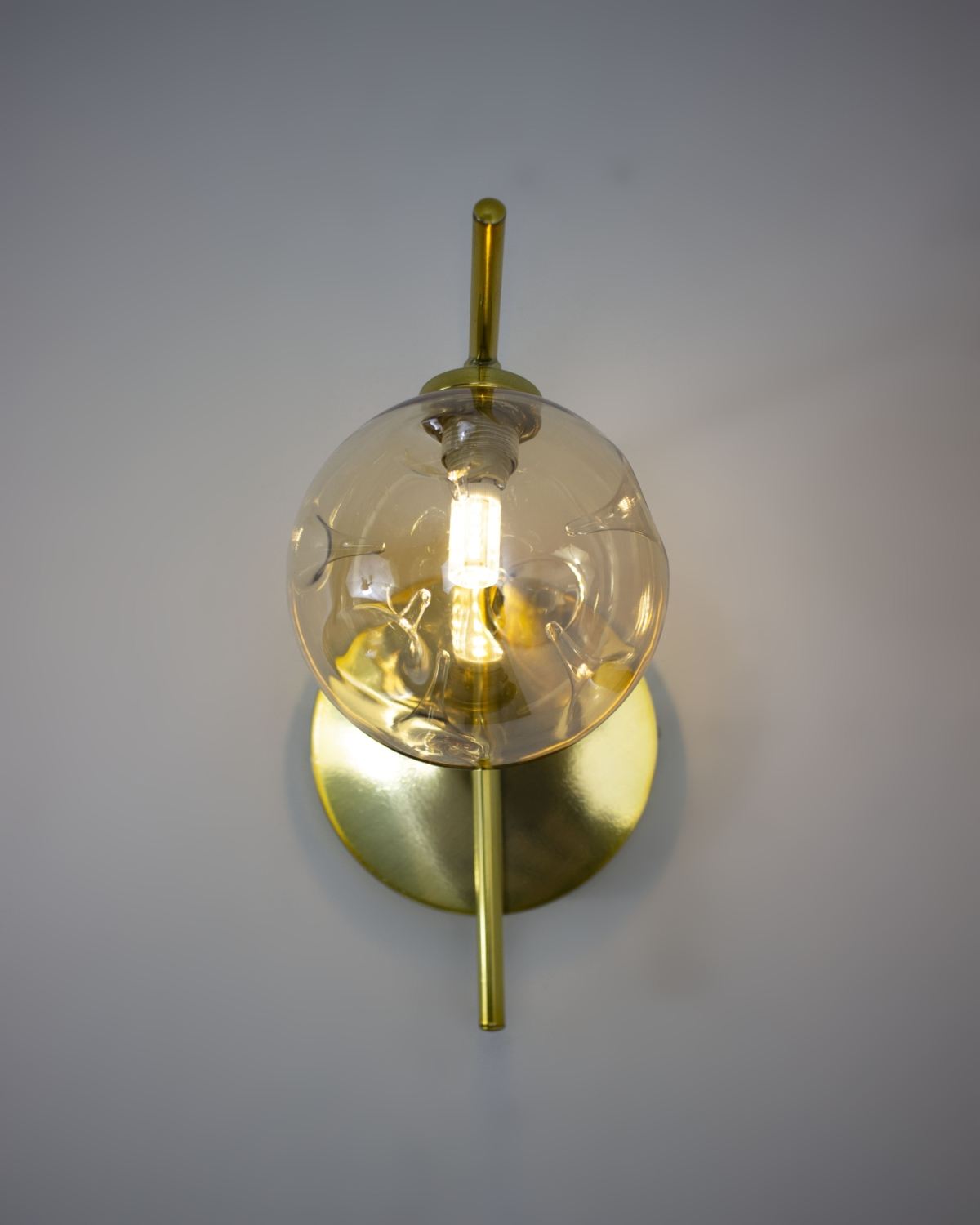 Arandela Delta Dourado Vidro Bola Ambar 790/1 SpotLine – IluminaMundo
