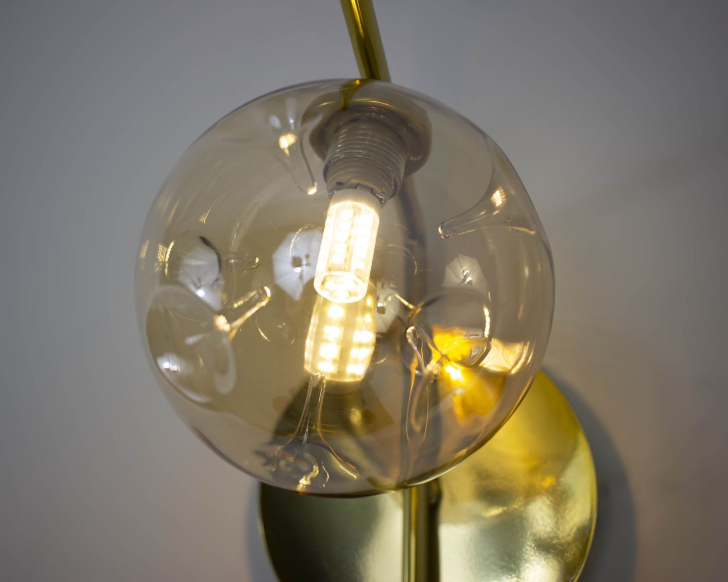 Arandela Delta Dourado Vidro Bola Ambar 790/1 SpotLine – IluminaMundo