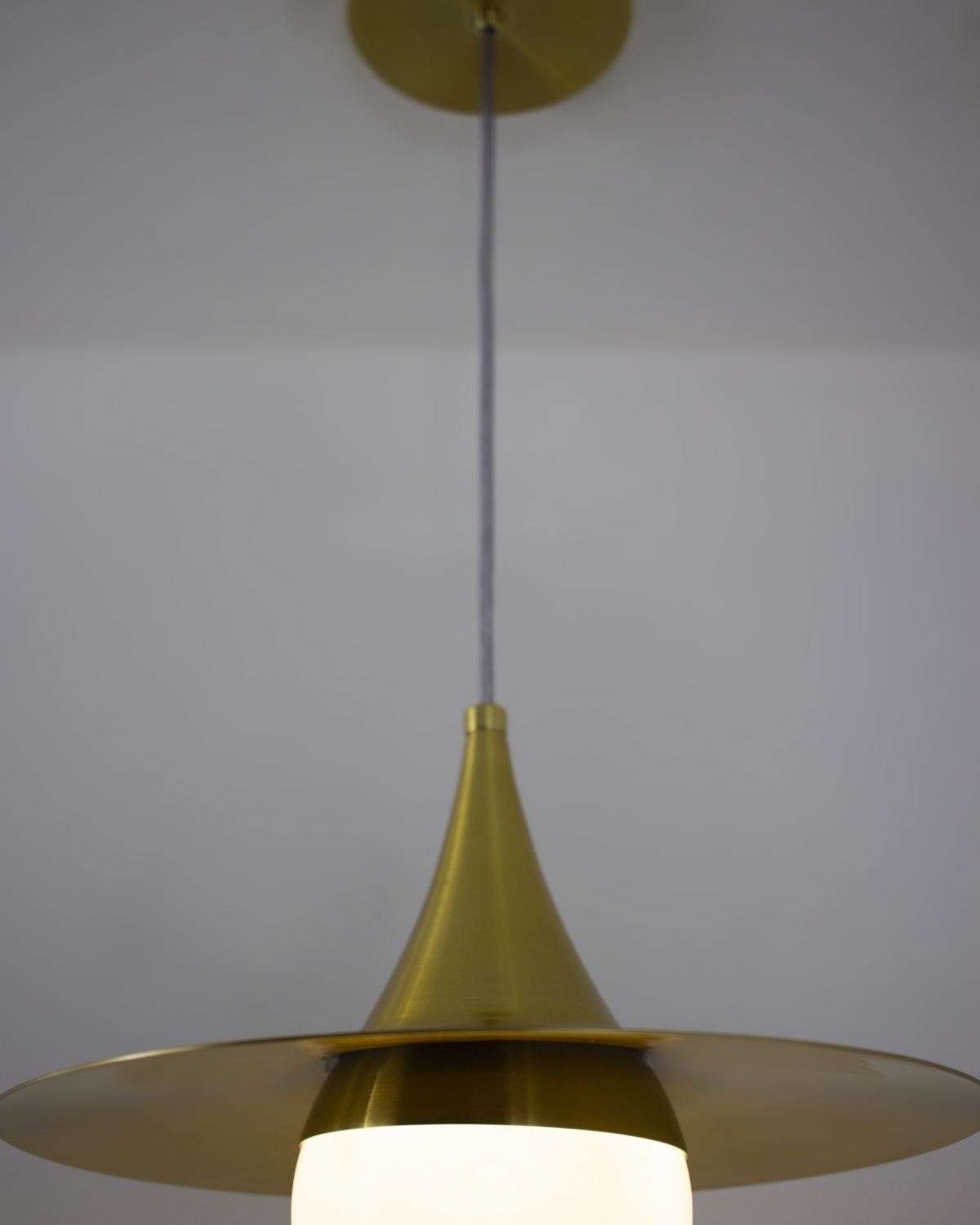 Lustre Pendente Cone Funil Sax Bola Globo Dourado 284 – IluminaMundo