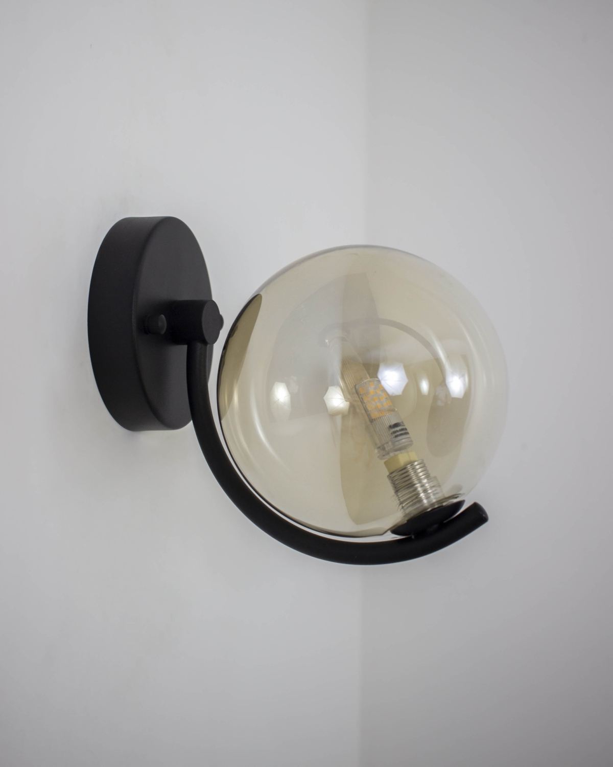 Lustre Arandela Nemo Bola Globo Preto Com Vidro Âmbar – IluminaMundo