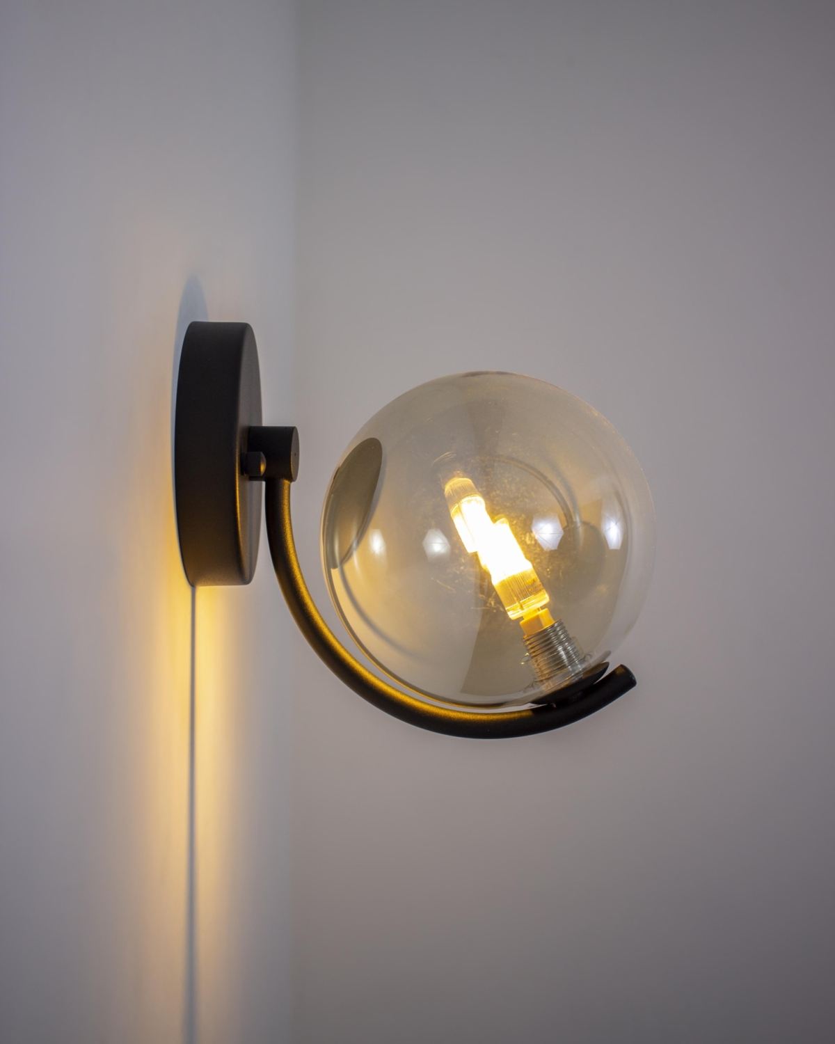 Lustre Arandela Nemo Bola Globo Preto Com Vidro Âmbar – IluminaMundo