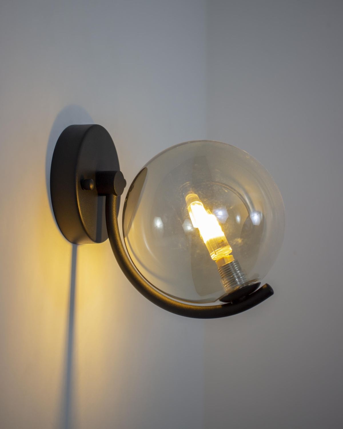 Lustre Arandela Nemo Bola Globo Preto Com Vidro Âmbar – IluminaMundo