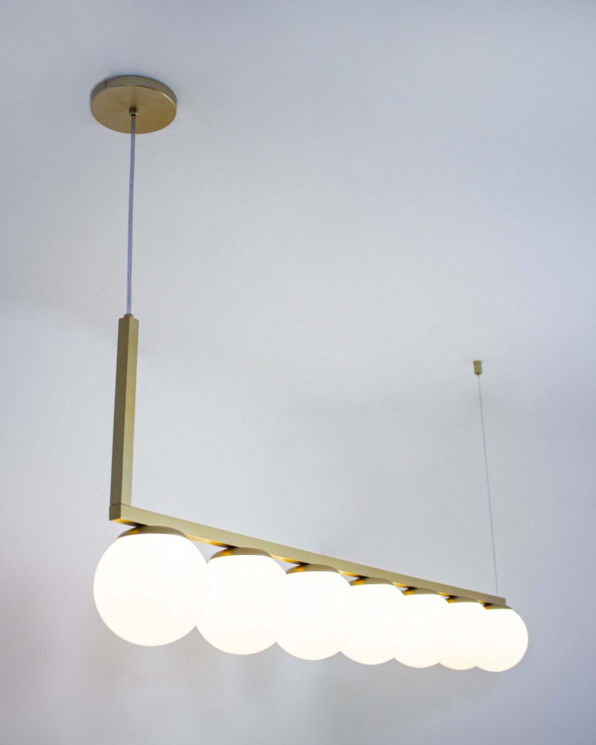 Lustre Pendente Haste Angular 7 Bolas Globo Dourado 130cm 196 – IluminaMundo