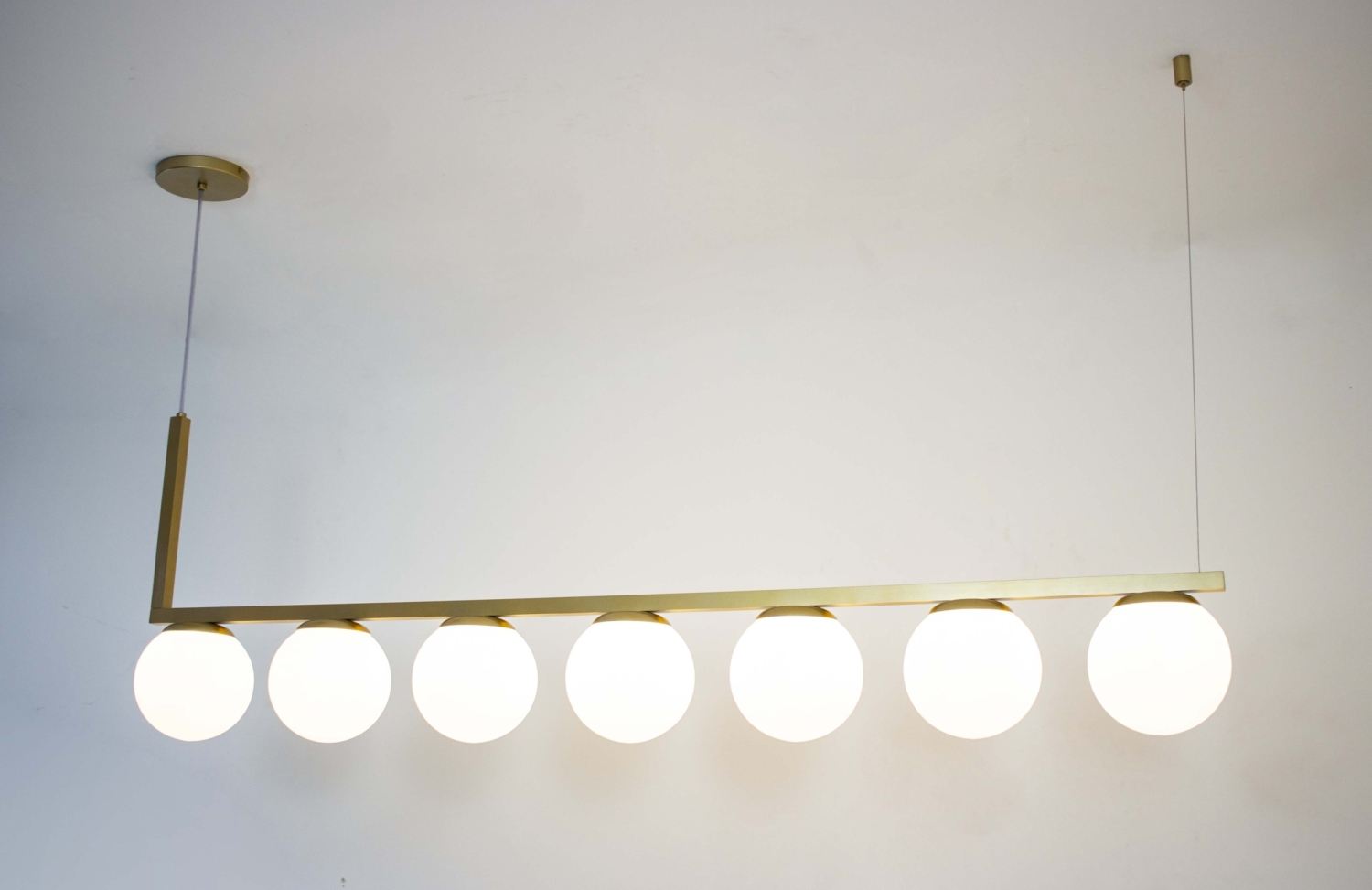 Lustre Pendente Haste Angular 7 Bolas Globo Dourado 130cm 196 – IluminaMundo