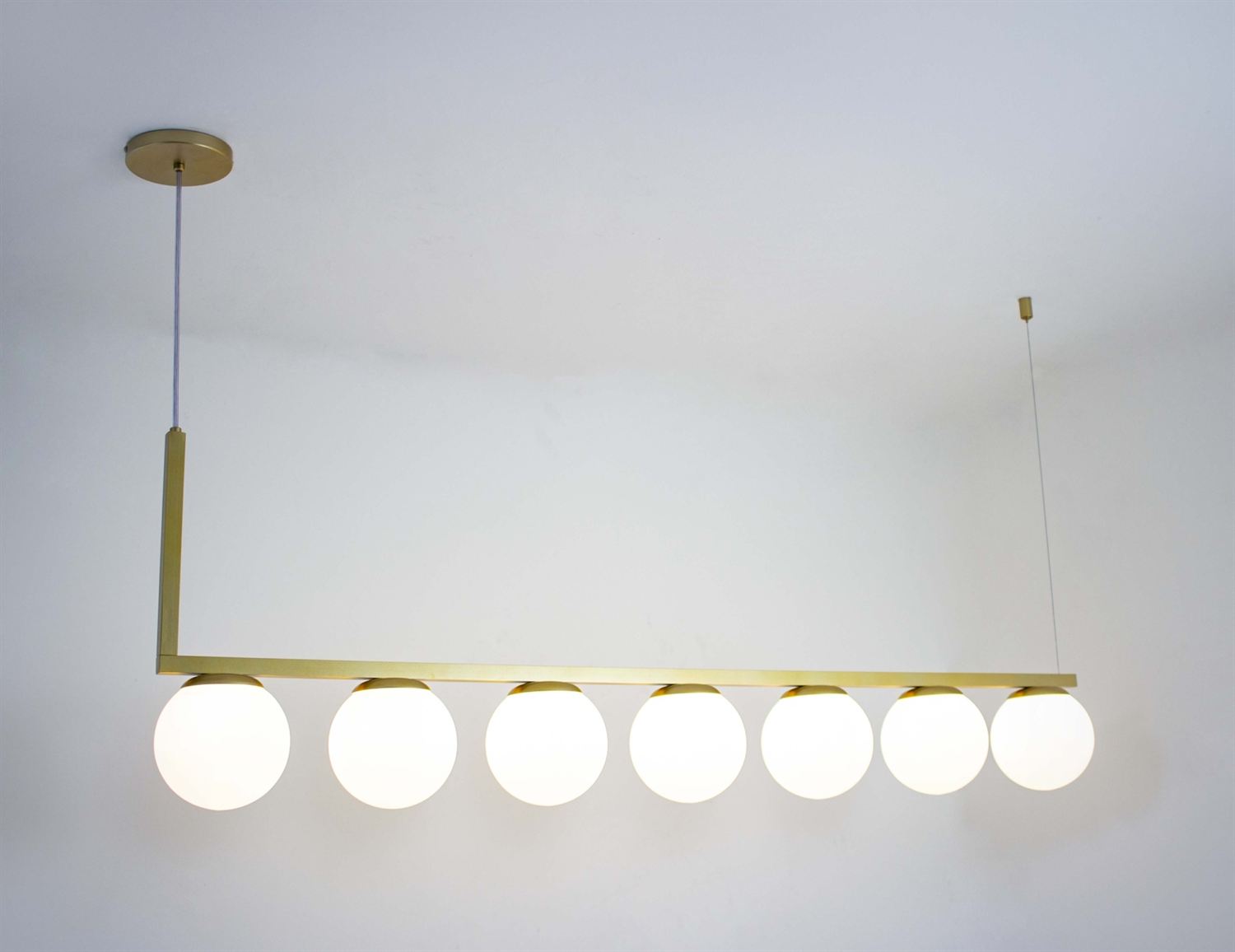 Lustre Pendente Haste Angular 7 Bolas Globo Dourado 130cm 196 – IluminaMundo